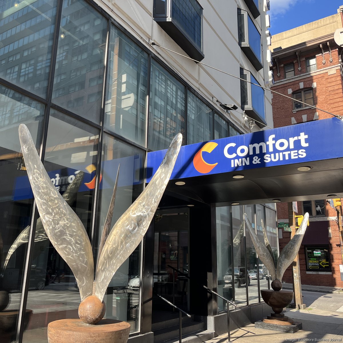 Comfort Inn And Suites Logo