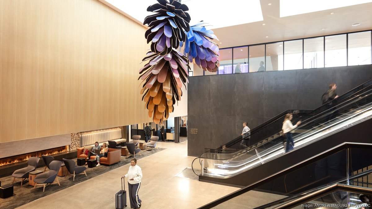 Peek inside ‘world’s largest’ United Airlines club, now open at Denver ...