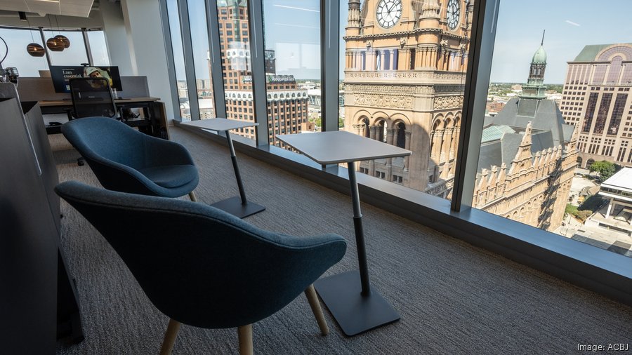 CBRE embraces hybrid work, free-address desks in new Milwaukee office ...