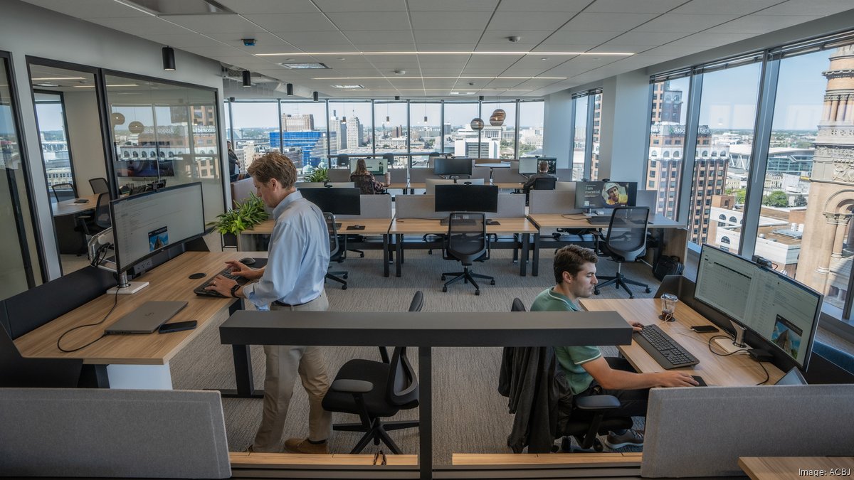CBRE embraces hybrid work, free-address desks in new Milwaukee office ...