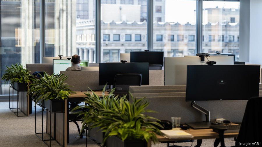 CBRE embraces hybrid work, free-address desks in new Milwaukee office ...