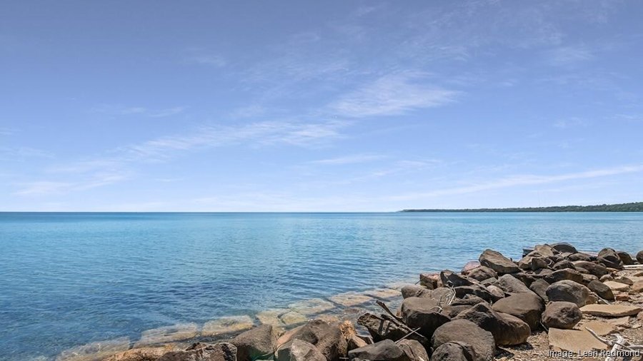 Contemporary lakeside Fox Point home with sauna lists for $2.95M: Open ...