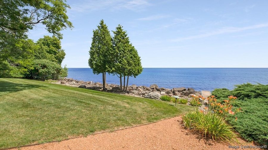 Contemporary lakeside Fox Point home with sauna lists for $2.95M: Open ...