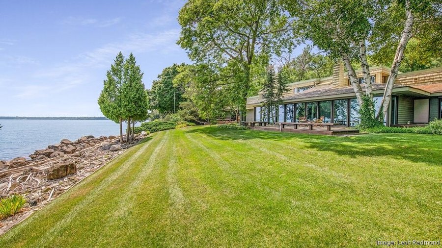Contemporary lakeside Fox Point home with sauna lists for $2.95M: Open ...