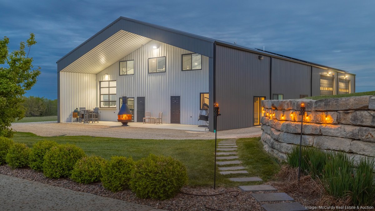 Luxury estate with a barnasium northeast of Wichita heads to auction ...