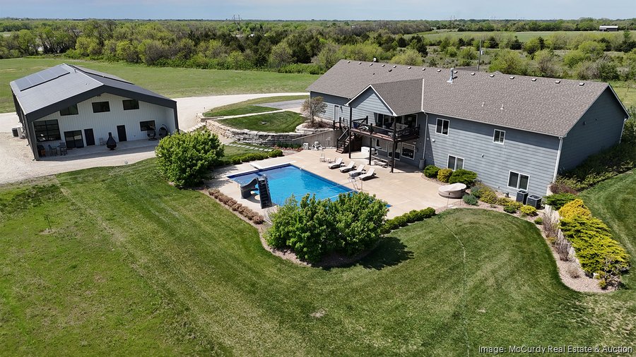Luxury estate with a barnasium northeast of Wichita heads to auction ...