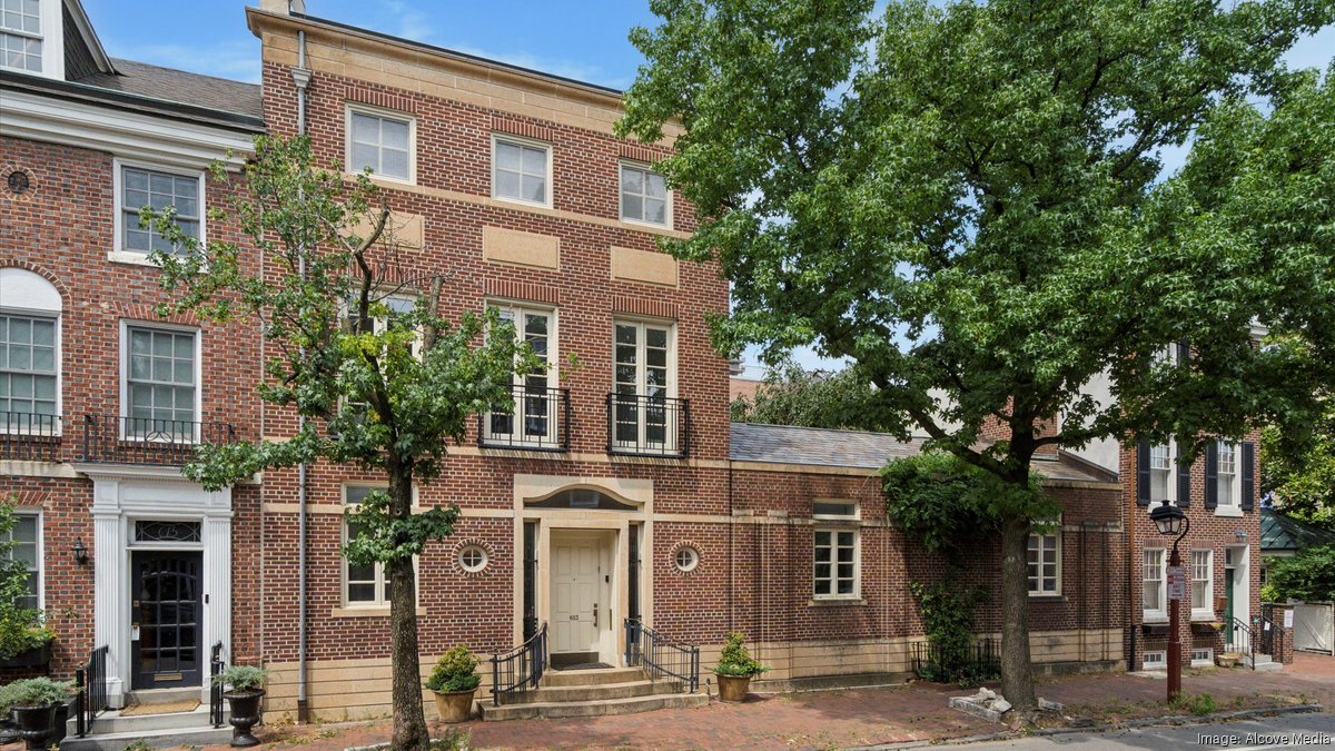 Society Hill Philadelphia estate with carriage house, courtyard lists ...
