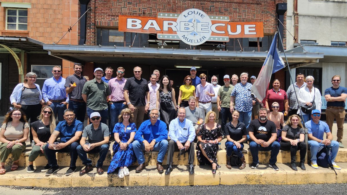 Bus tour offers business leaders a chance to play tourist near Samsung ...