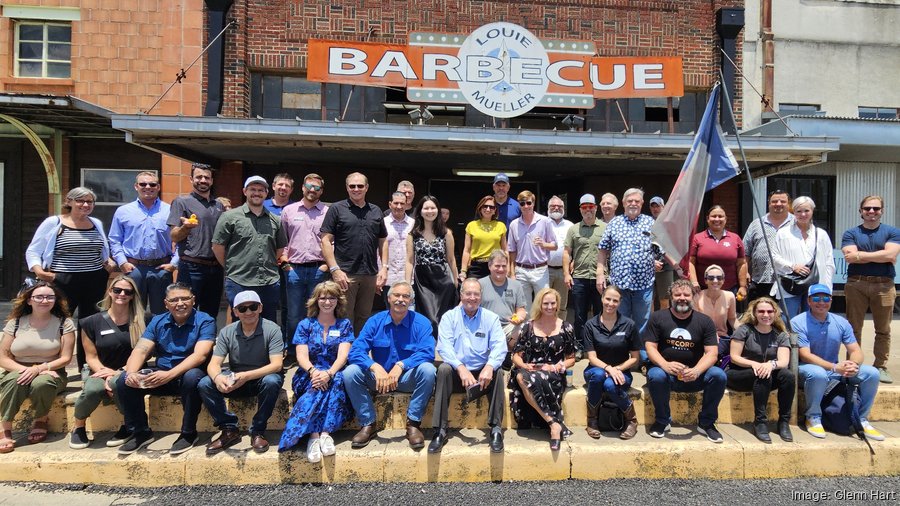 Bus tour offers business leaders a chance to play tourist near Samsung ...