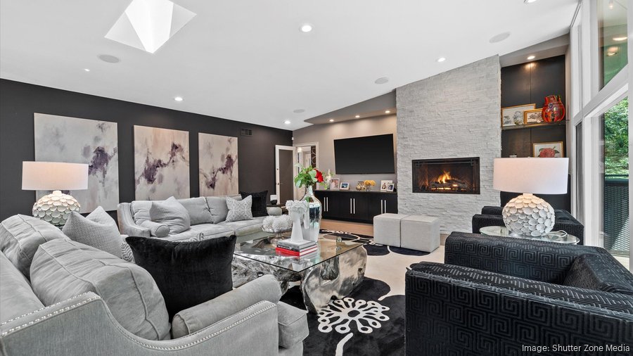 $2.2M private Delafield retreat has vacation-like pool and bar ...