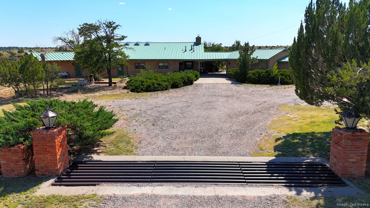 $3.1 million ranch with lake for sale in Santa Rosa - Albuquerque ...