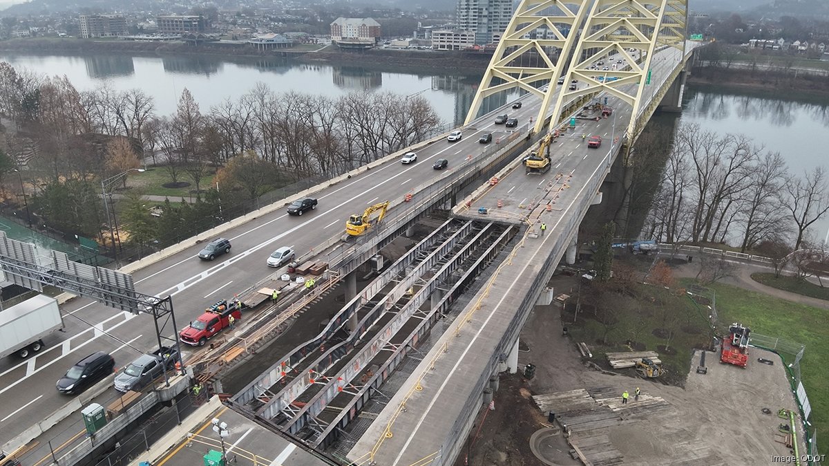 Girders arrive as Daniel Carter Beard Bridge construction begins ...