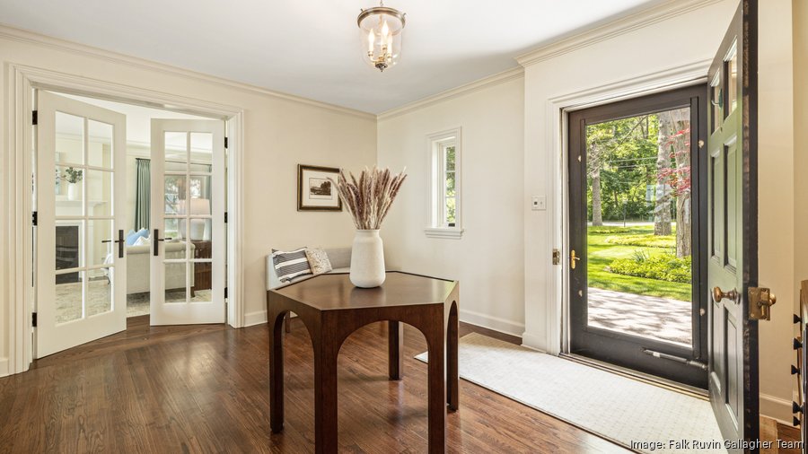 Inside a lakeside Fox Point home available for $2.9M: Photos ...
