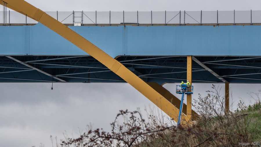 Behind the scenes as Hoan Bridge east side lights debut - Milwaukee ...