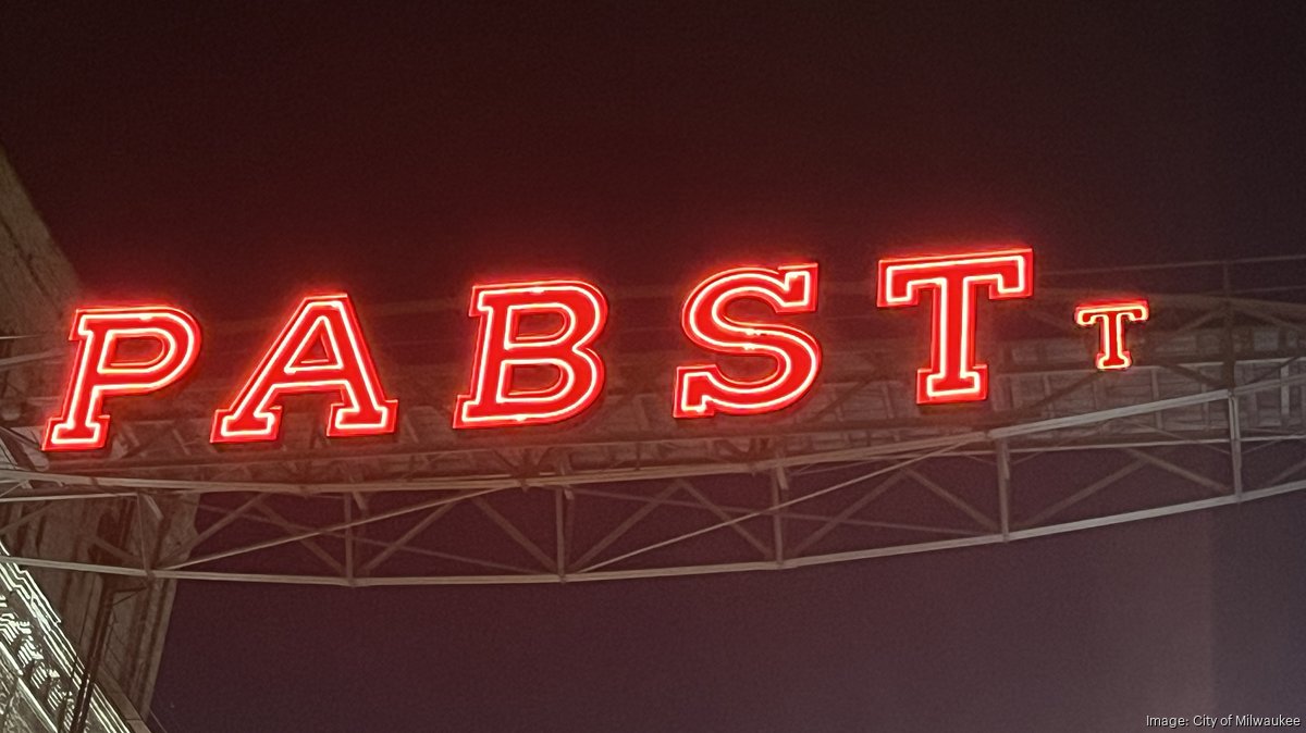 Milwaukee's historic Pabst sign to trade neon for LED - Milwaukee ...