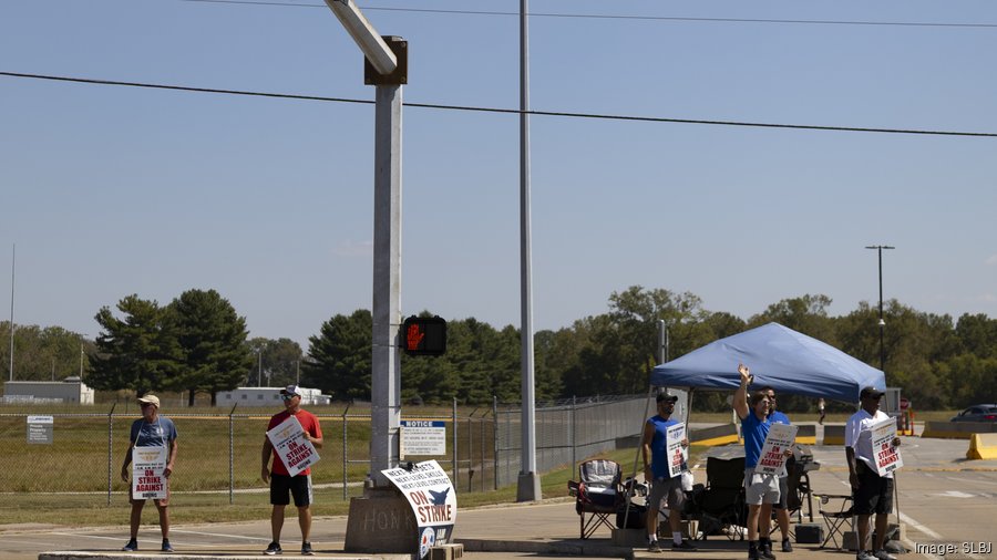 Boeing to train permanent replacements as machinists strike drags on ...