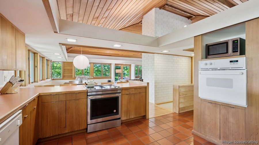 Frank Lloyd Wright-inspired lakefront home hits Wisconsin market ...