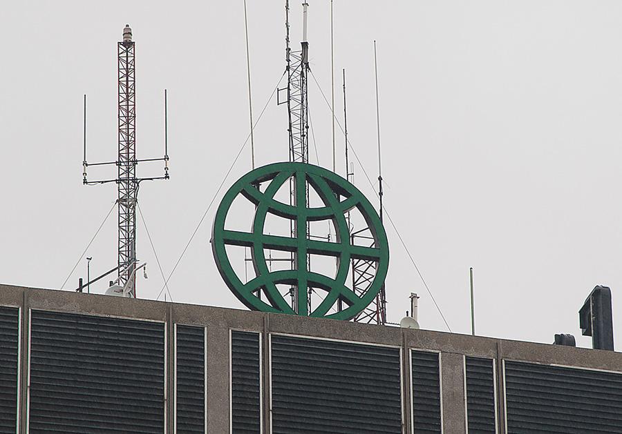 Commerce Bank changes logo to green atop Commerce Tower - Kansas City ...