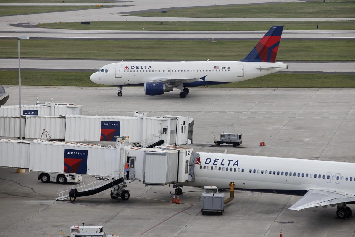 Delta flight 385 from Minneapolis-St. Paul slides off Madison taxiway ...