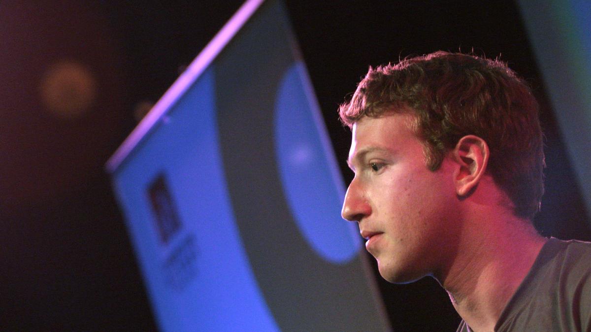 Watch Facebook's Mark Zuckerberg tour his old Harvard dorm room ...