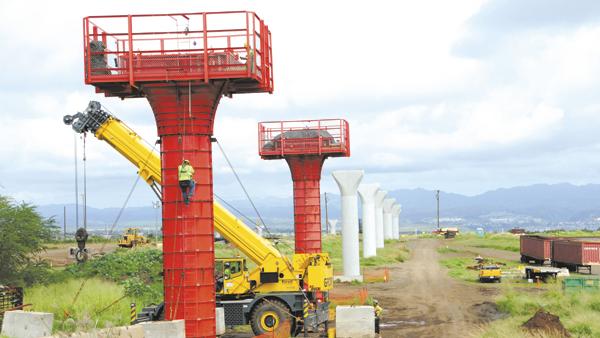 Workers raise 100th column for Honolulu's elevated-rail system ...