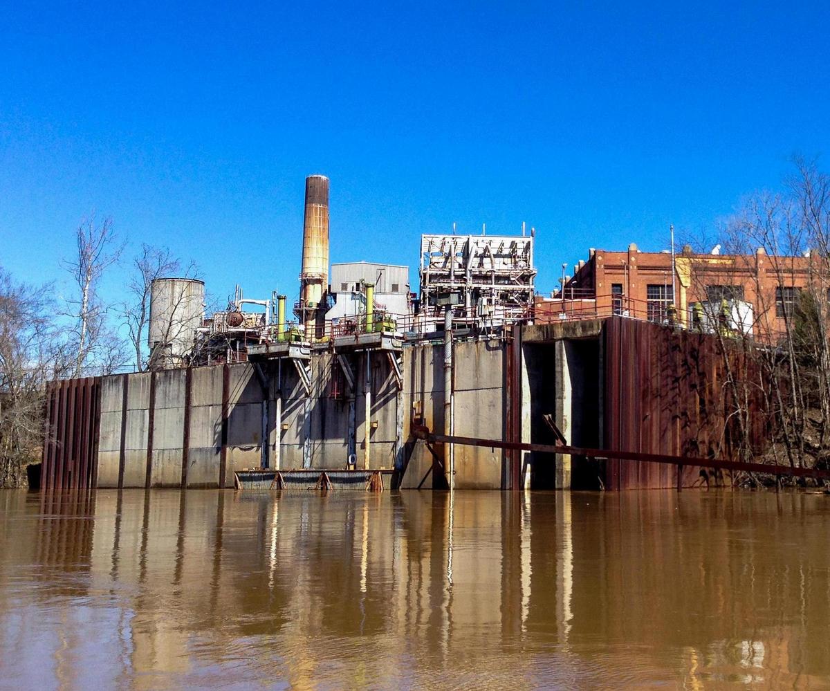 Duke Energy reports gap in ash pond dike at retired coal plant ...
