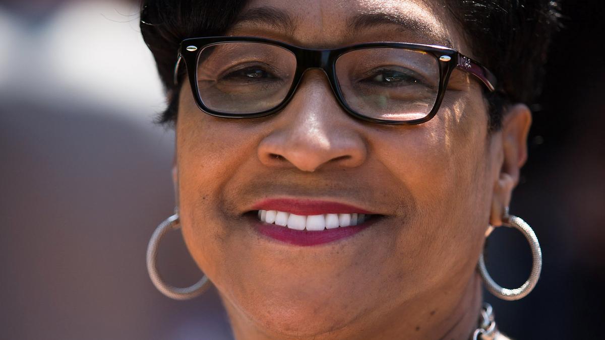 AT&T (NYSE: T) to hire 100 fiber technicians in North Carolina ...