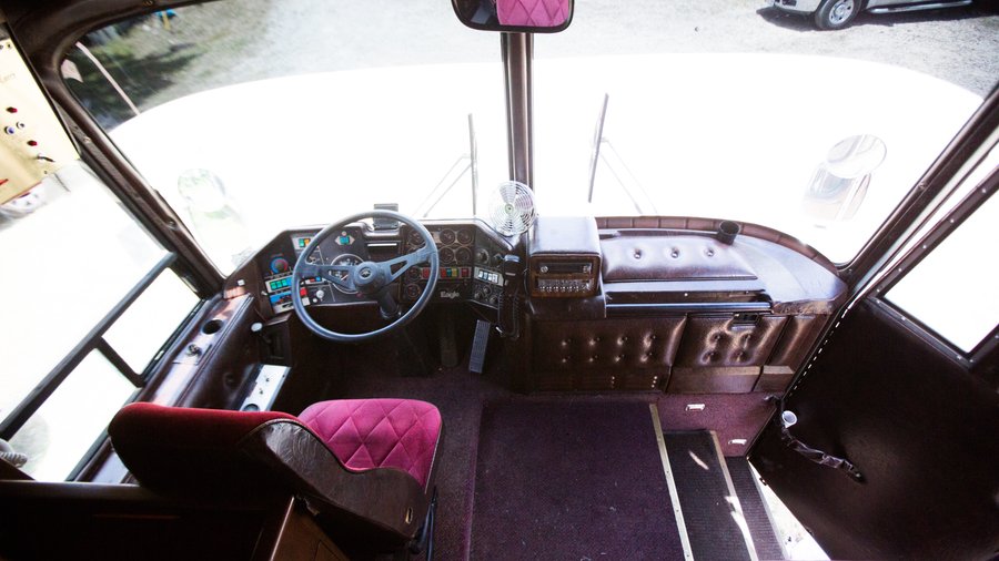 Take a visual tour inside vintage Willie Nelson tour bus — Slideshow ...