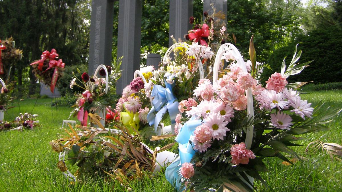 Spring Grove ‘Gypsy graves’ show mixed economy - Cincinnati Business ...