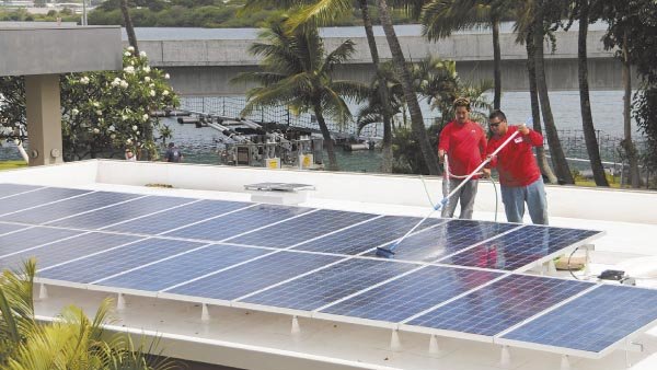 Hoku Solar workers