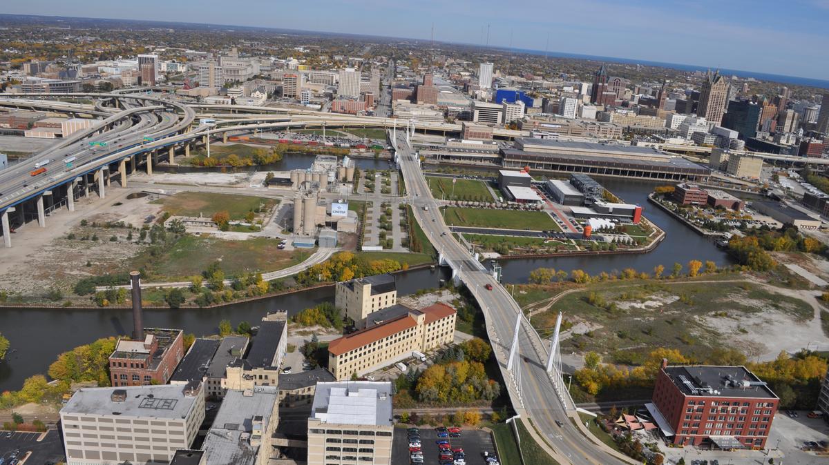 Area's worst highway backups run through the heart of Milwaukee: Report ...