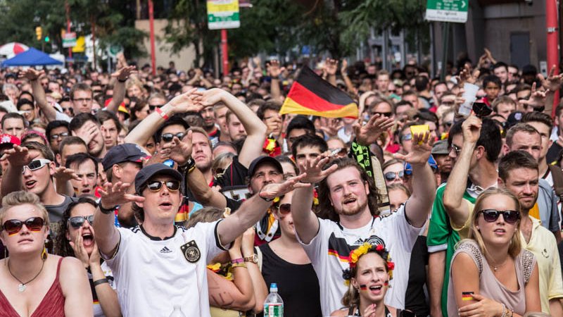 Thousands of World Cup fans block South Street for viewing ...