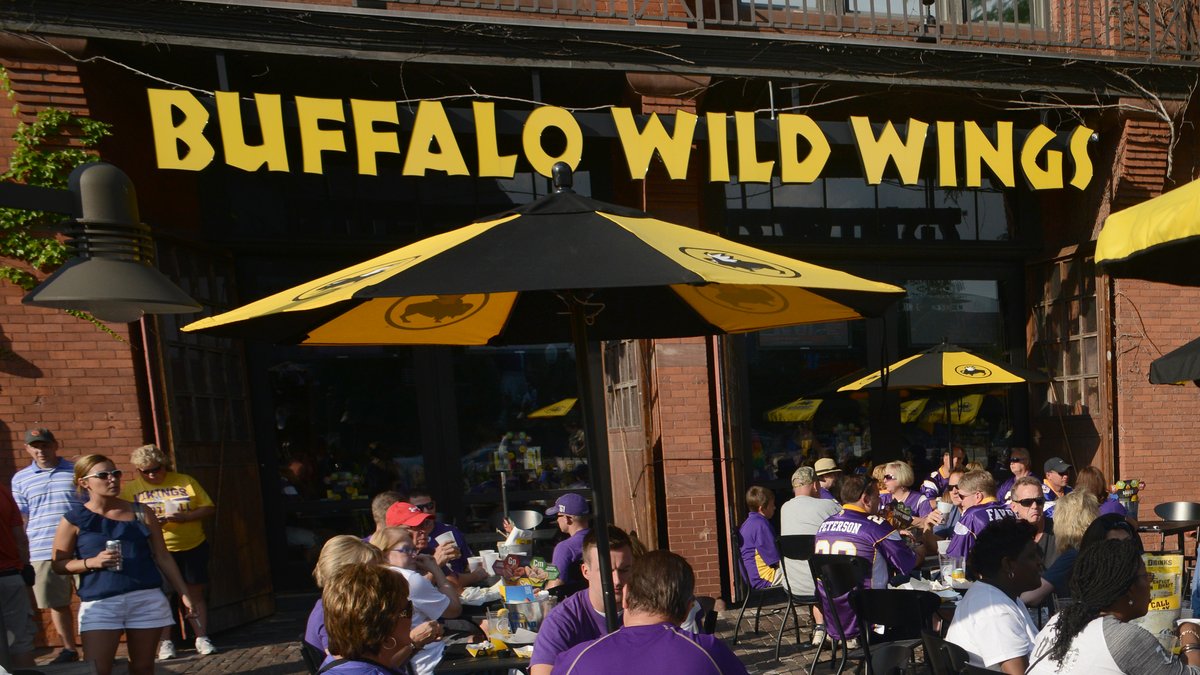 Marquette player scores Buffalo Wild Wings NIL deal, Hot Box Pizza ...