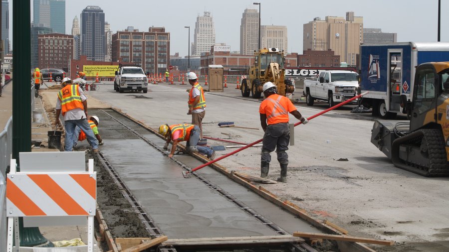 KC streetcar construction: Work begins crossing train trench - Kansas ...