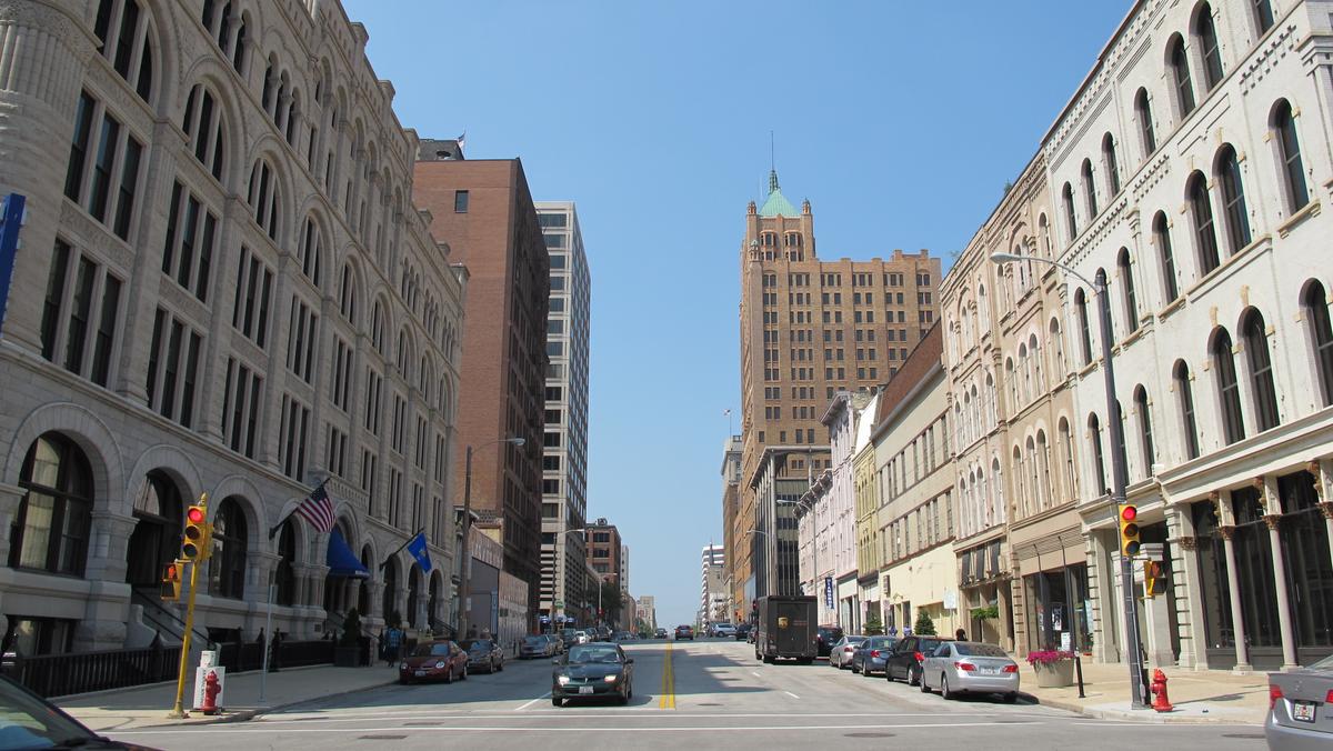 Shopping for answers: Milwaukeeans shop, just not downtown - Milwaukee ...