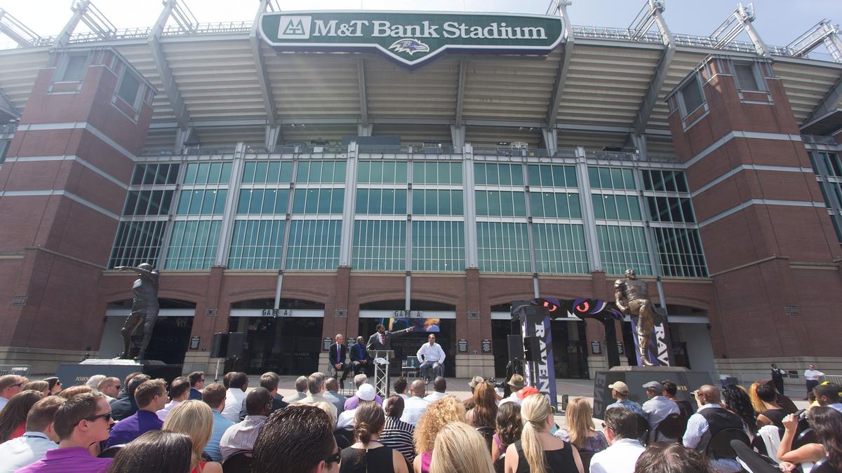 Here's what it looked like when the Ravens unveiled Ray Lewis' statue ...