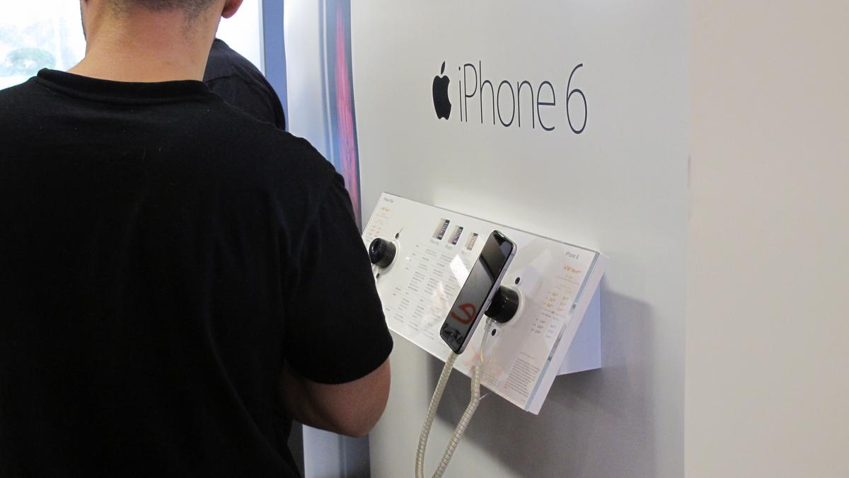 5 things to know, including who is hoarding the iPhone 6 - South ...