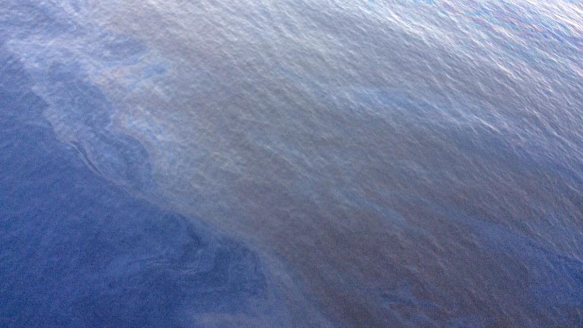 Response crews continue clean up of oil spill in Hawaii waters ...