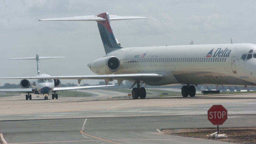 Delta Q3 profit drops 74% on variety of charges - Atlanta Business ...