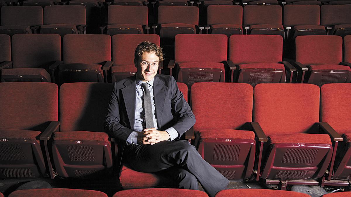 Teddy Abrams looks to create new fans of the Louisville Orchestra, one ...