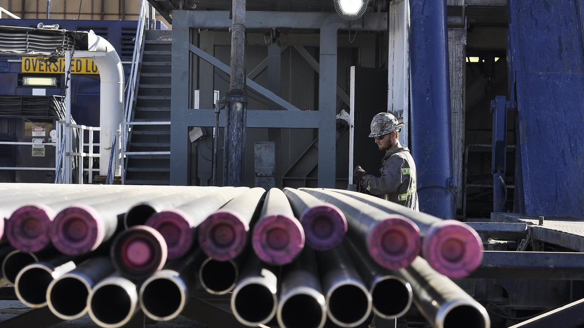 Drilling gains outstrip oilfield worker growth in Colorado - Denver ...