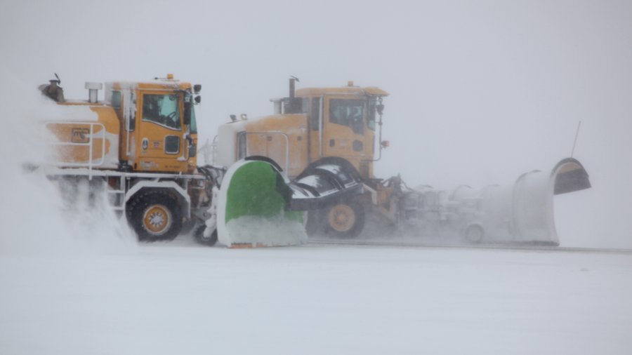 Denver area getting hit by blizzard; 12 inches of snow expected at DIA ...