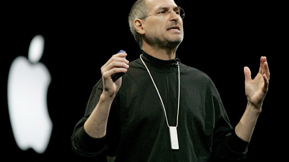 Apple to open its huge spaceship campus in April - San Francisco ...