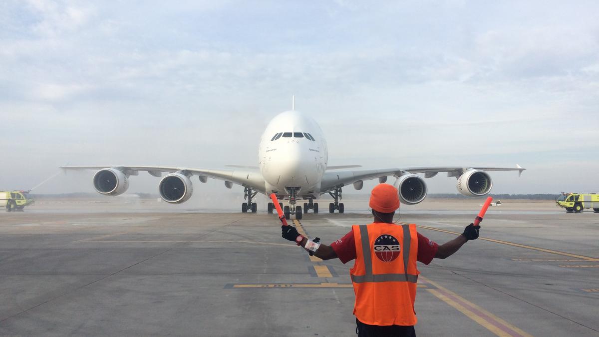Houston lands first Emirates Airbus A380 at George Bush ...