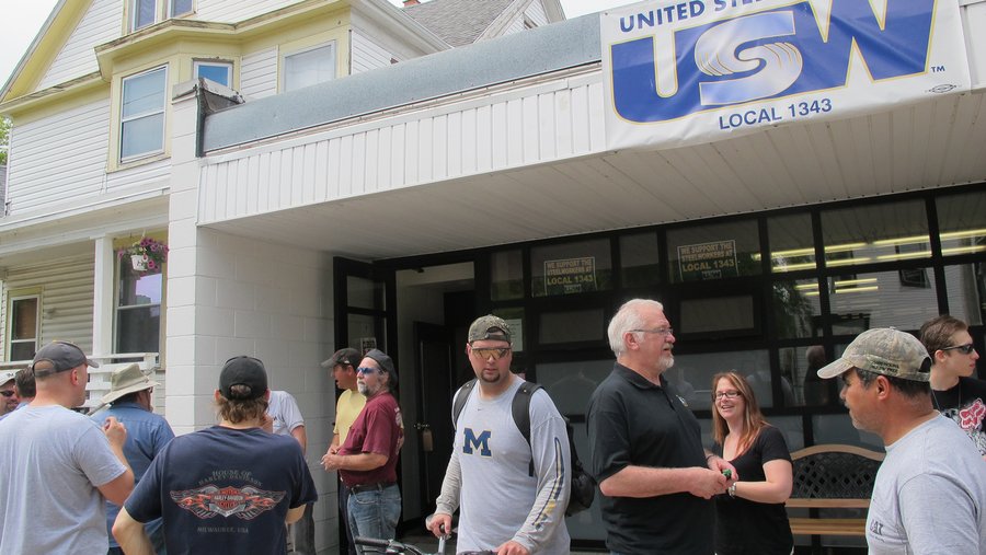 Caterpillar workers approve new South Milwaukee contract - Milwaukee ...