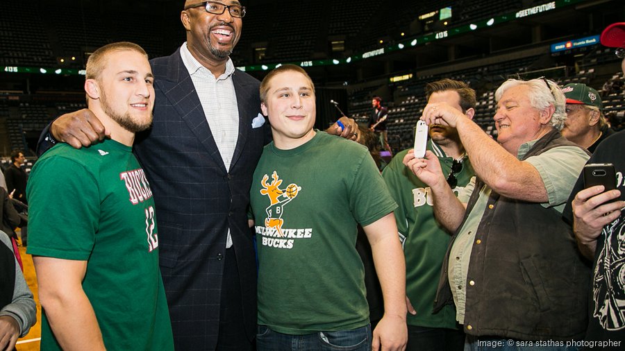 Milwaukee Bucks show off new logo, colors at fan viewing party ...