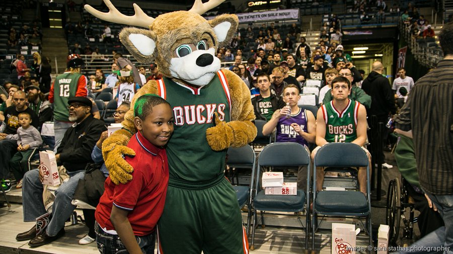 Milwaukee Bucks show off new logo, colors at fan viewing party ...