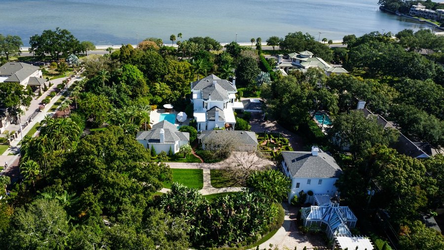 Blake Casper working with neighbors of Stovall-Lee house on Bayshore ...