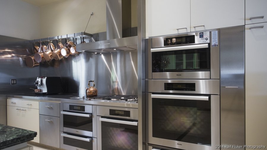 Blake Casper working with neighbors of Stovall-Lee house on Bayshore ...