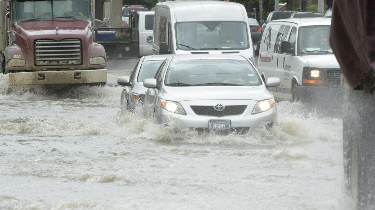 Trapped drivers escape flood on Loop 12 as area lakes reach capacity ...